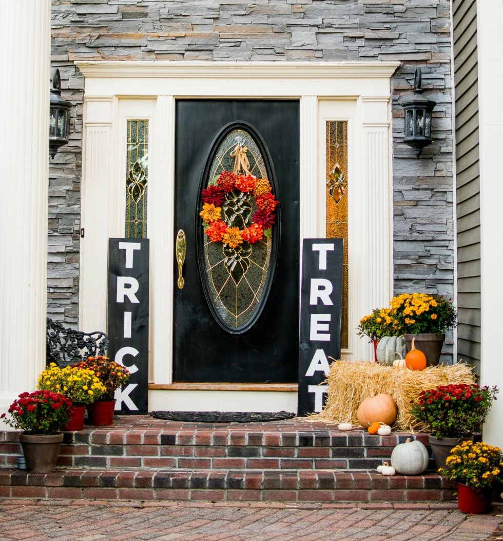10 Stunning Fall & Halloween Front Porch Decor Inspirations | The Mama ...